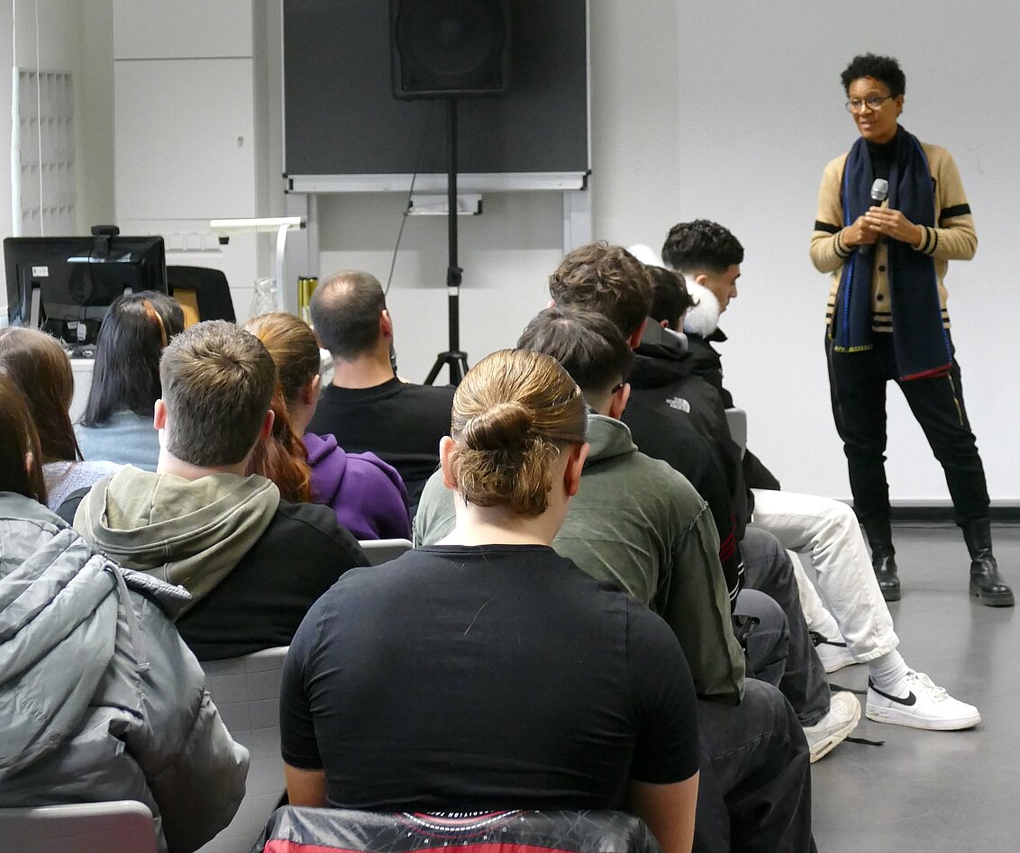 Mo Asumang zeigt Dokumentarfilm „Die Arier“ am Walter-Eucken-Gymnasium ...